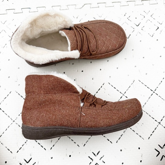 Vionic | Shoes | Vionic Womens Believe Faux Fur Lined Quilted Bootie ...